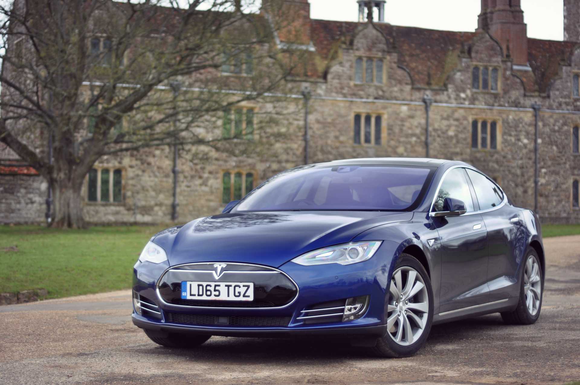 Our first drive in a Tesla Model S 85 | EV Performance