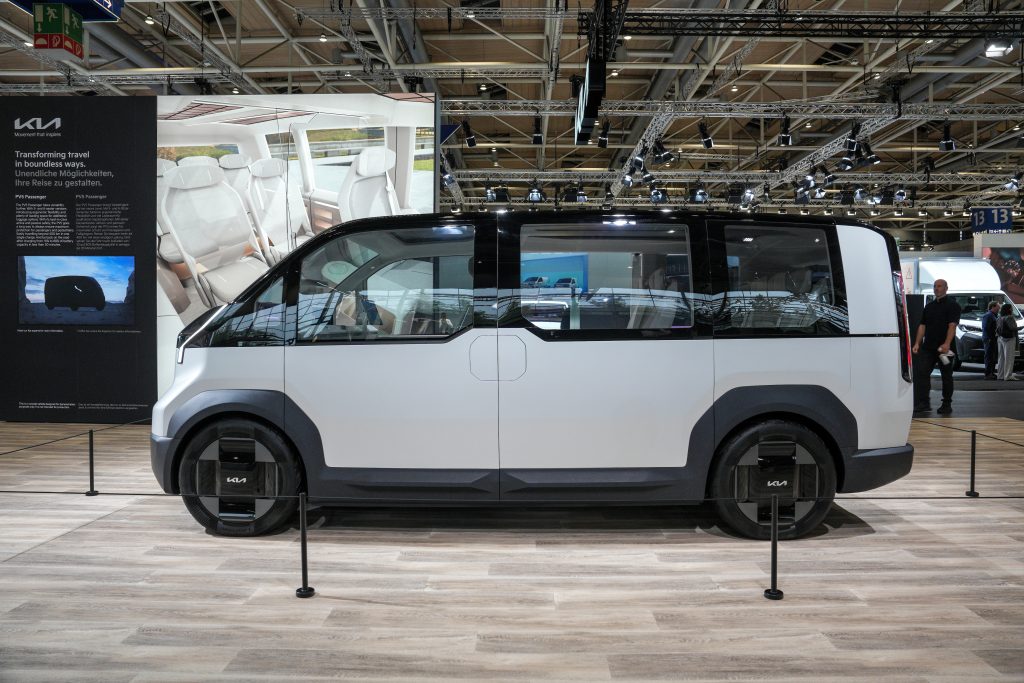 Kia Unveils Futuristic Electric Commercial Van Line-Up | EV Performance